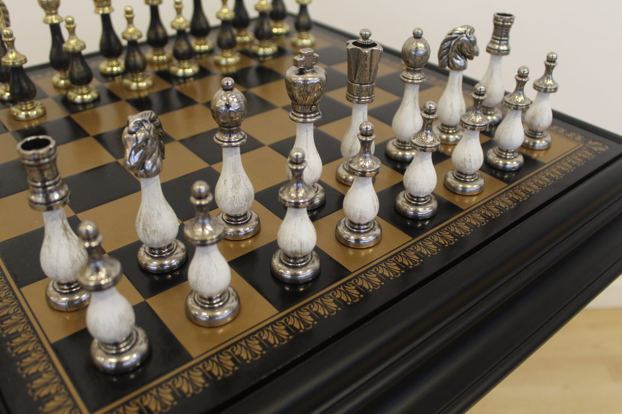 Table d'Echec Noire en Bois et Jeu d'Echecs Haut de Gamme